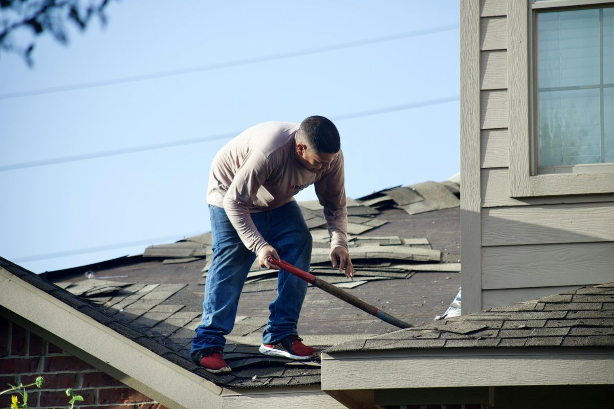When to Call a Professional: Signs Your Roof Needs Repair - Huliq