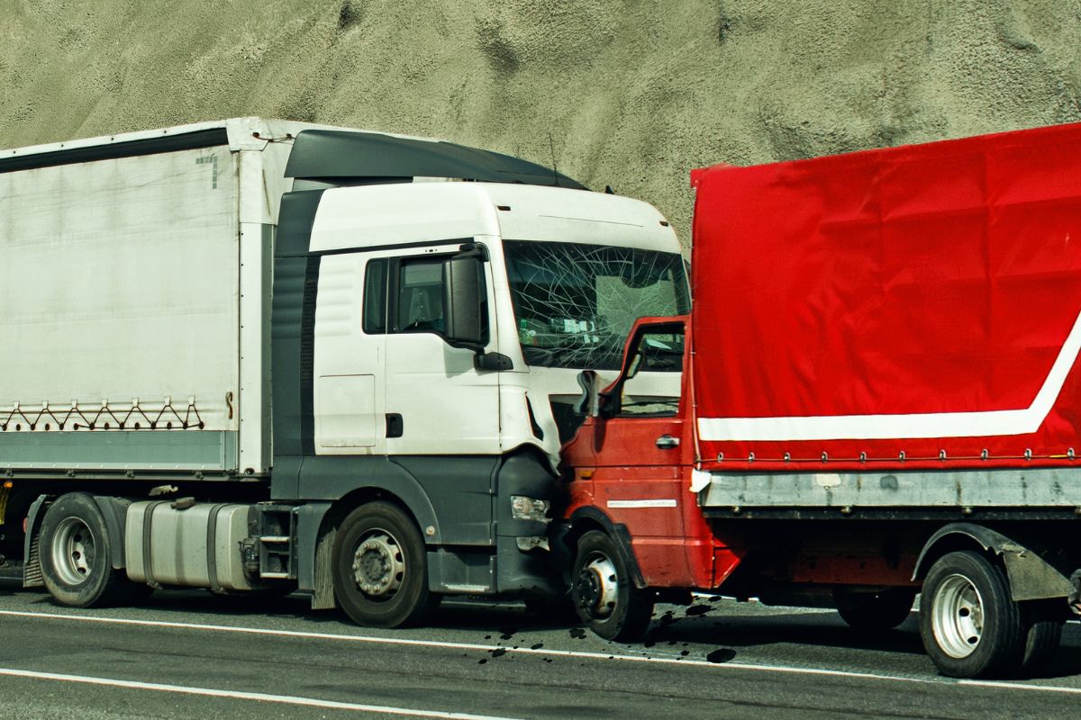 How Truck Accident Cases Differ From Standard Car Accident Claims - Huliq